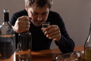Alcoólatra: identifique os tipos e os sintomas comuns