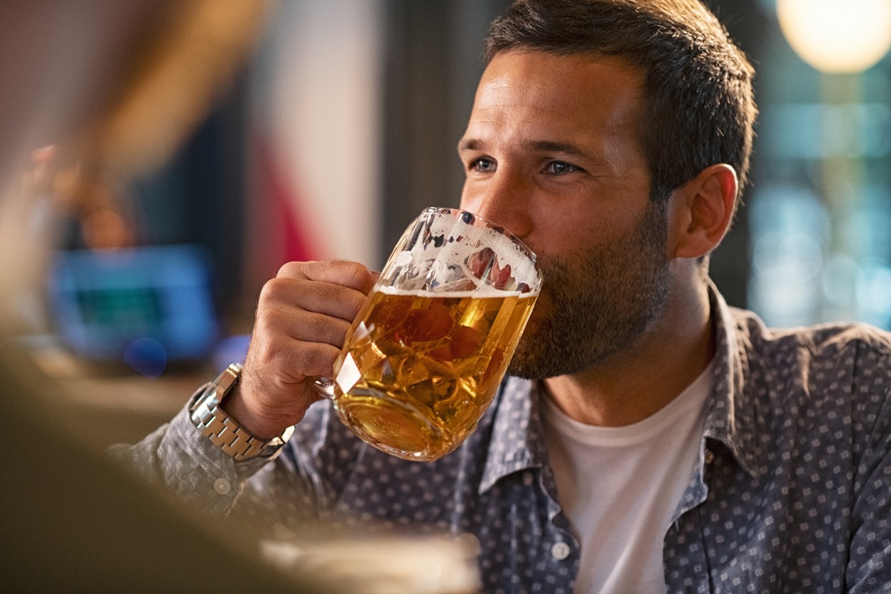 Dependência alcoólica: Saiba quais os sintomas e como ajudar - Grupo ...
